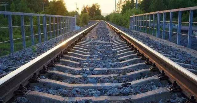 Tại sao phải rải đá nhỏ dưới đường ray tàu hỏa mà trên đường sắt cao ...